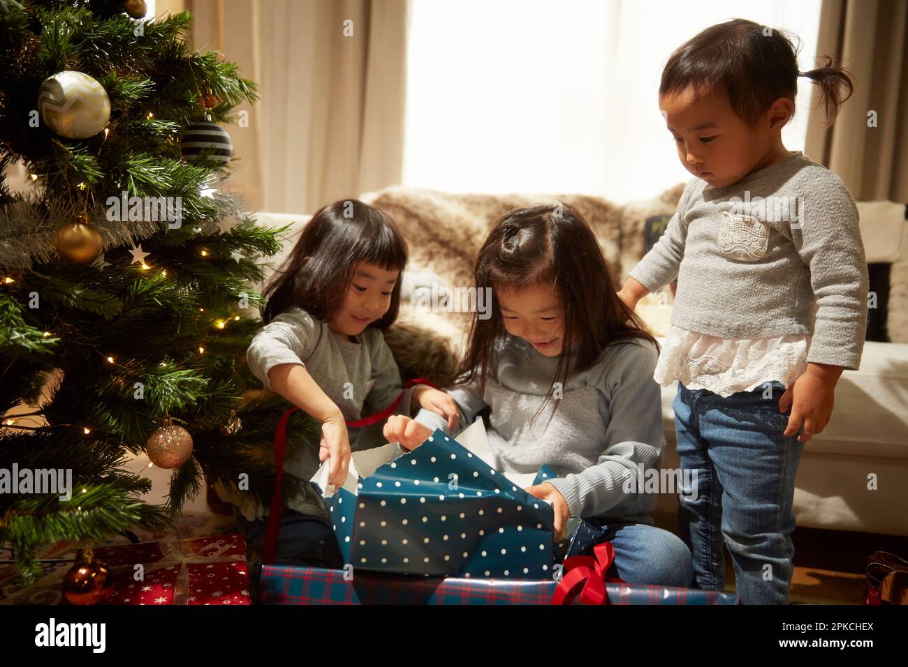 Open present wrapping hi-res stock photography and images - Alamy