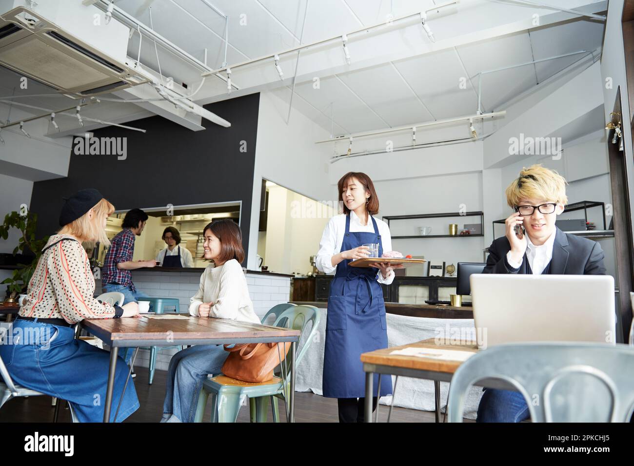 A popular café crowded with people Stock Photo - Alamy