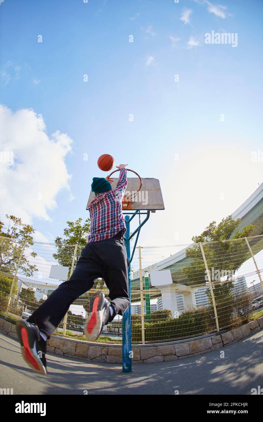 Playing basketball man town hi-res stock photography and images - Alamy