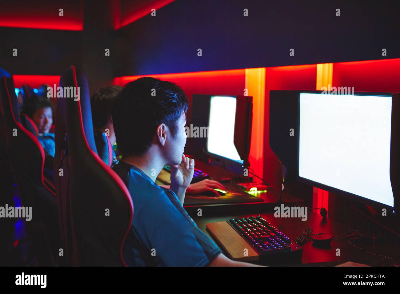 Professional video game player hi-res stock photography and images - Alamy