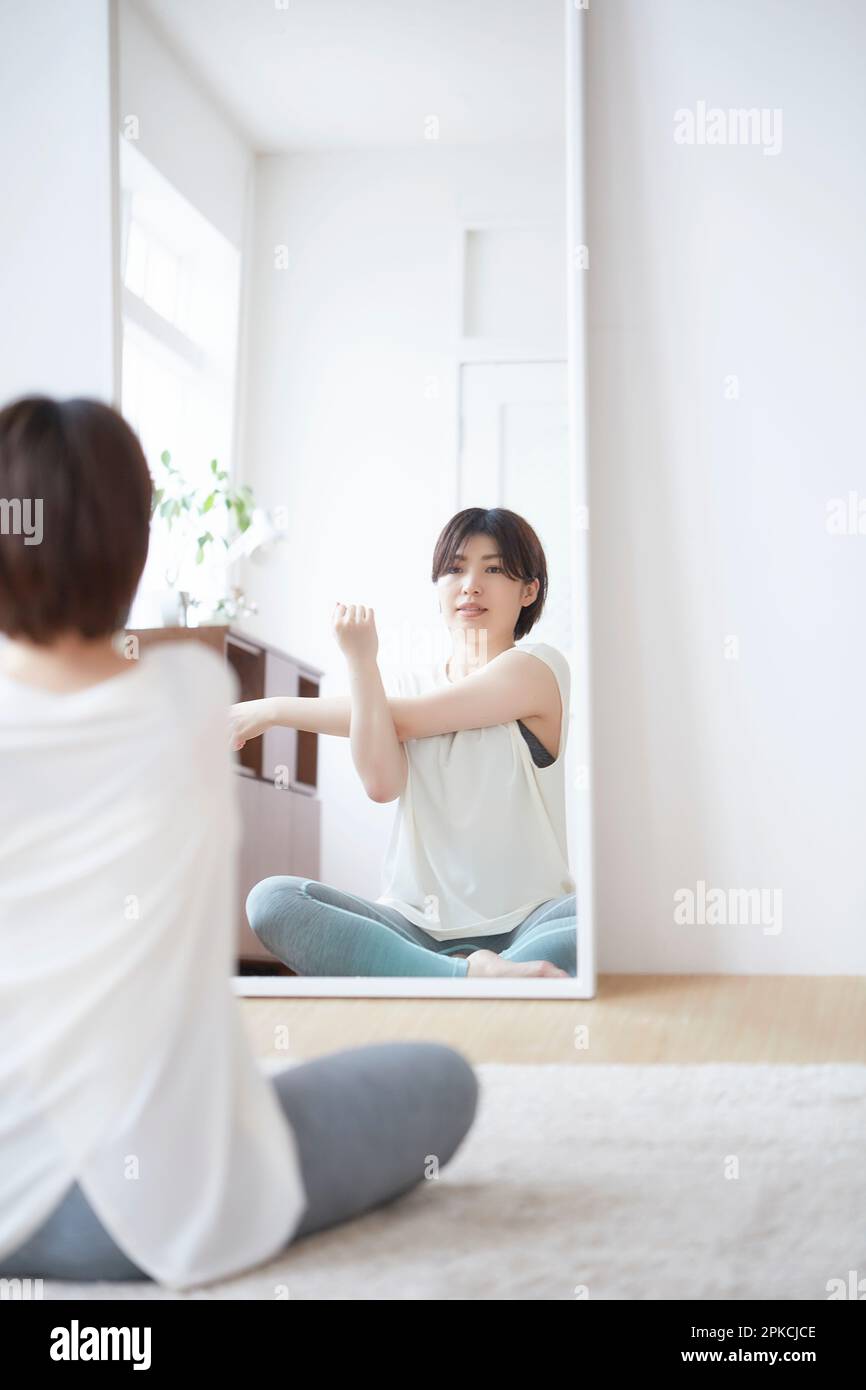 Mirror fitness hi-res stock photography and images - Alamy