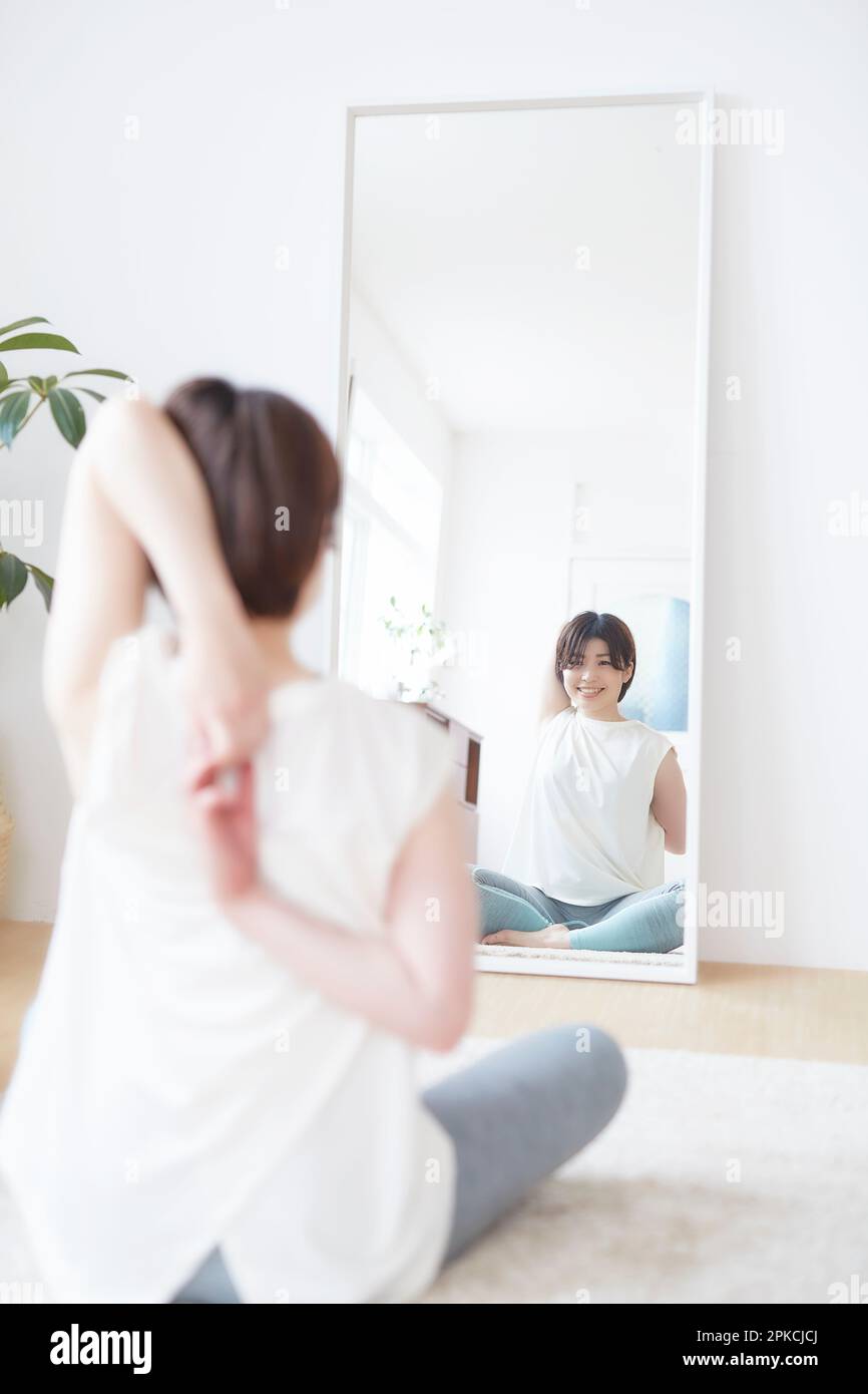 Mirror fitness hi-res stock photography and images - Alamy
