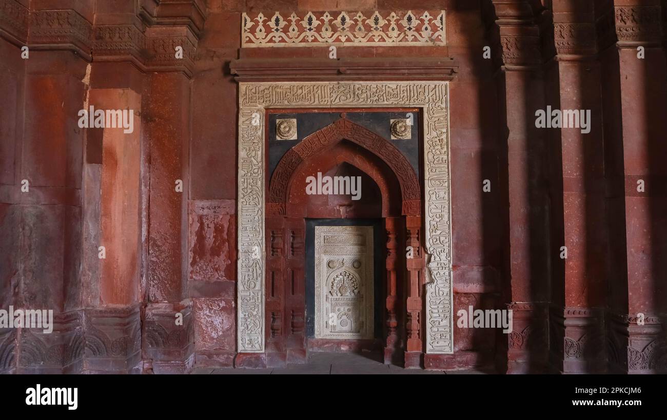 The Beautiful Interior and Architecture of Qila-I-Kuhna Mosque of ...