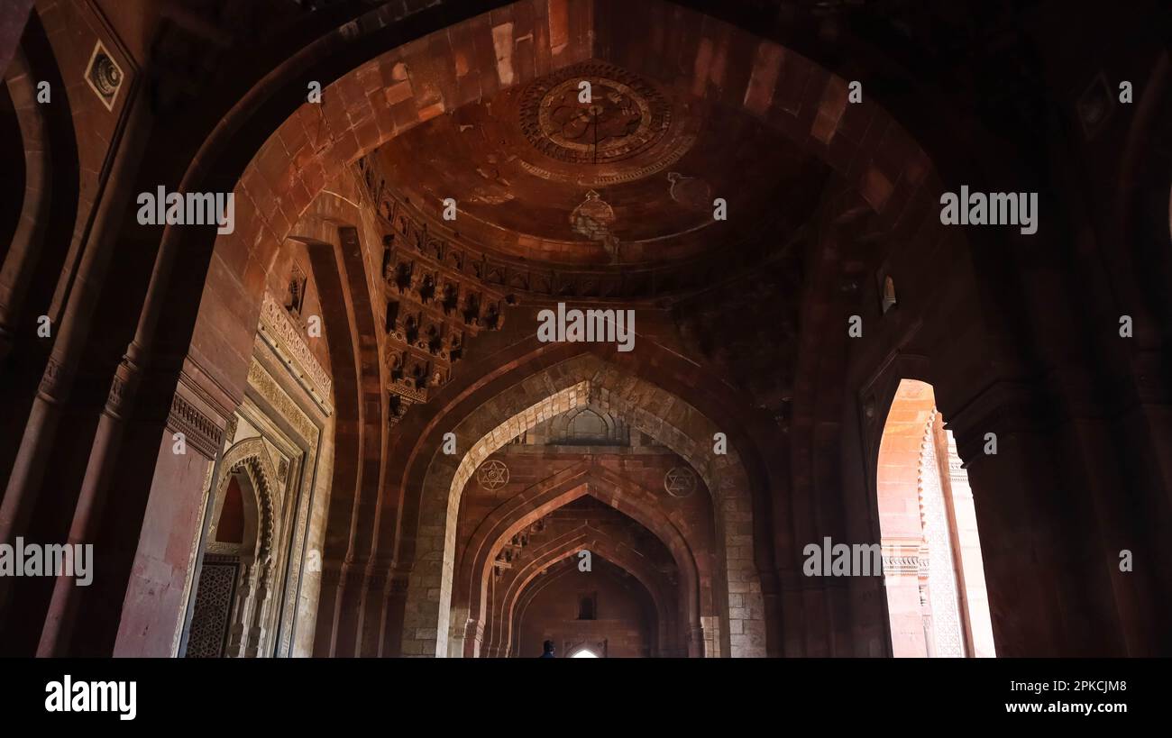 The Beautiful Interior and Architecture of Qila-I-Kuhna Mosque of ...
