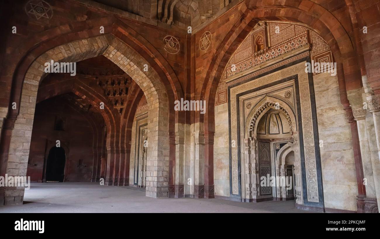 The Beautiful Interior and Architecture of Qila-I-Kuhna Mosque of ...