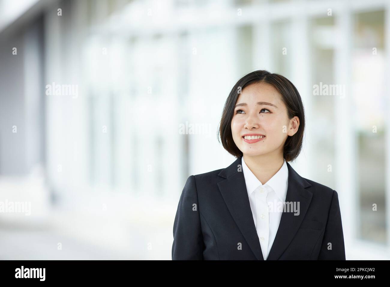 Smiling short hair asian hi-res stock photography and images - Alamy