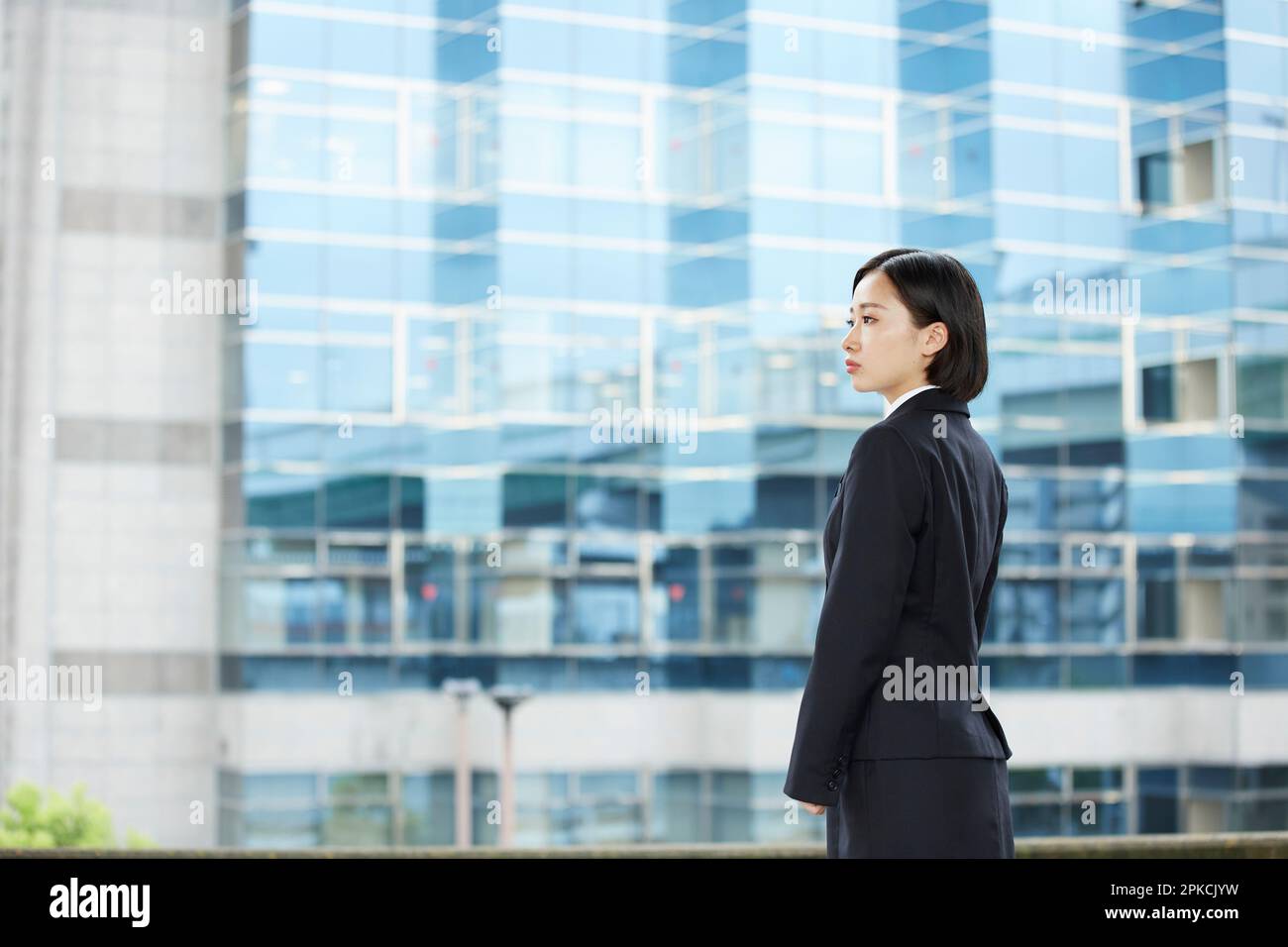 Woman in Recruit Suit with Background of Building Stock Photo - Alamy