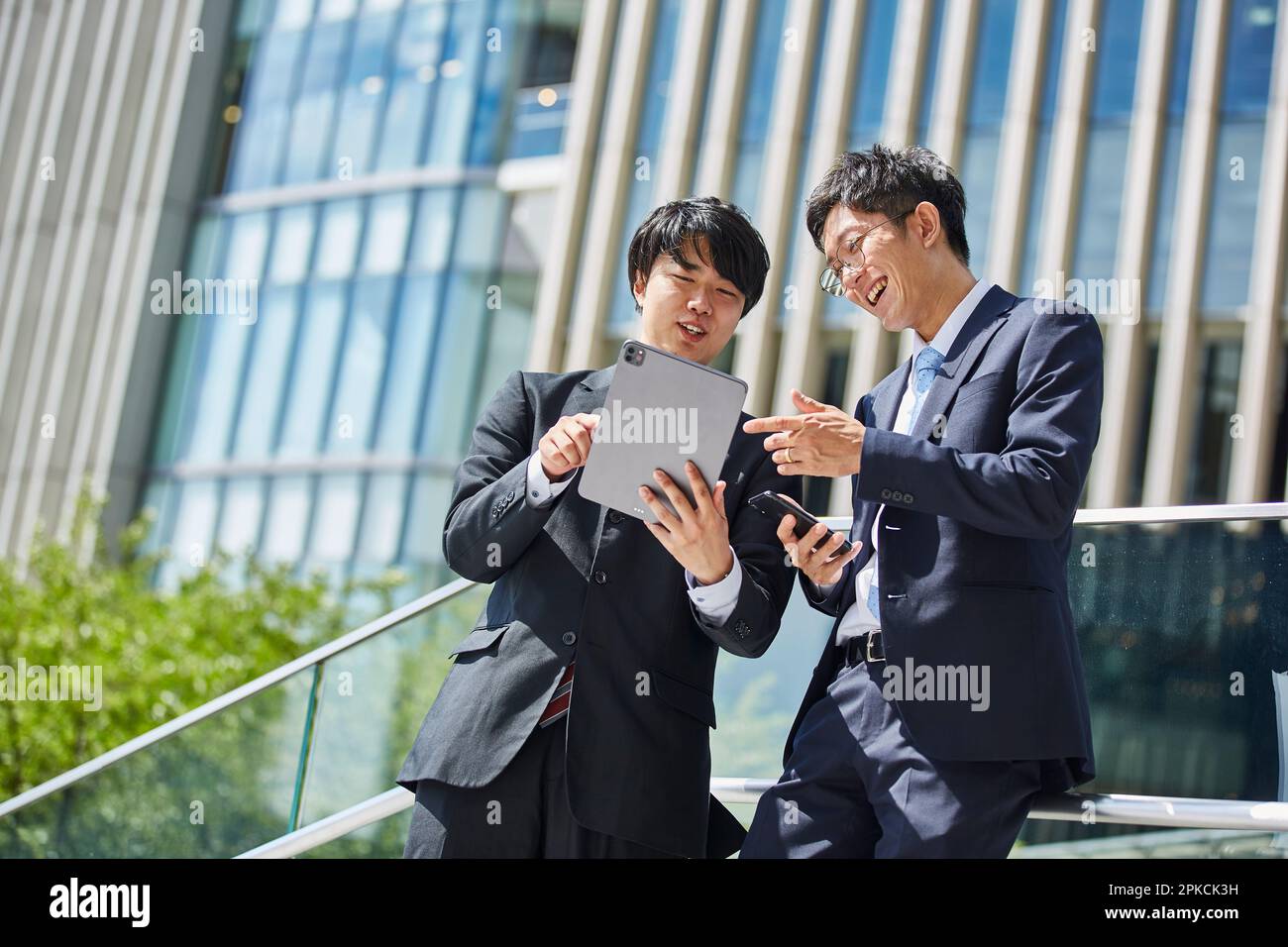 Asian businessman talking team hi-res stock photography and images - Alamy
