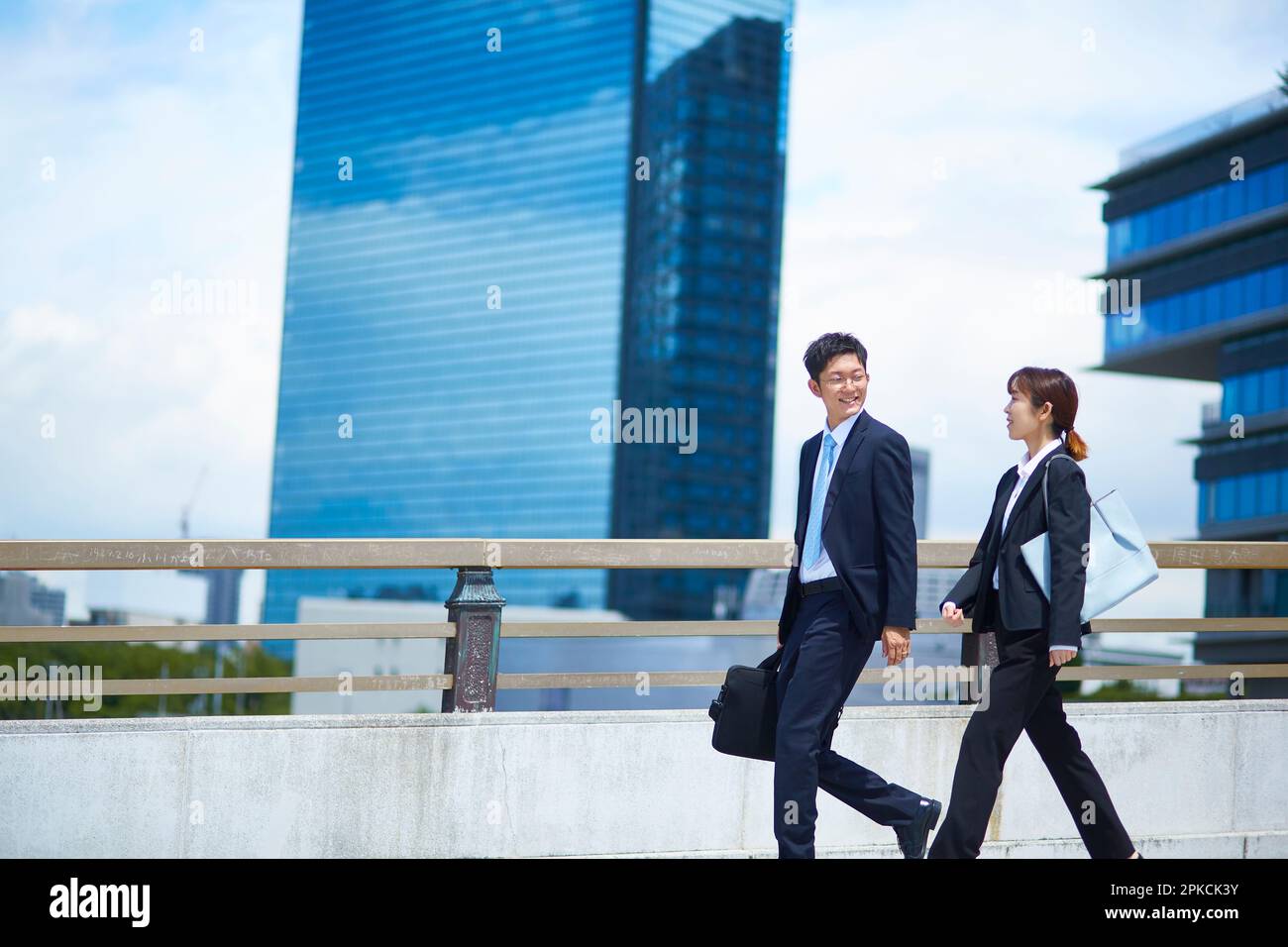 Walking man in suit outside hi-res stock photography and images - Alamy
