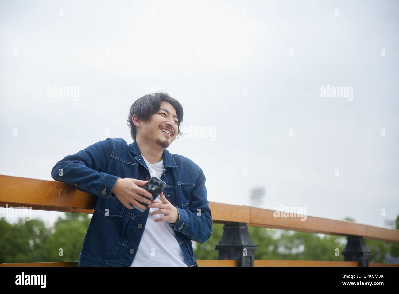 Elbows leaning hi-res stock photography and images - Alamy
