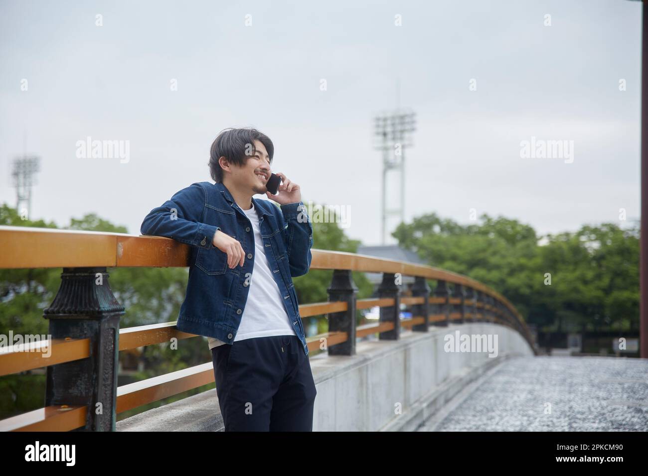 Japanese man walking with smartphone hi-res stock photography and ...