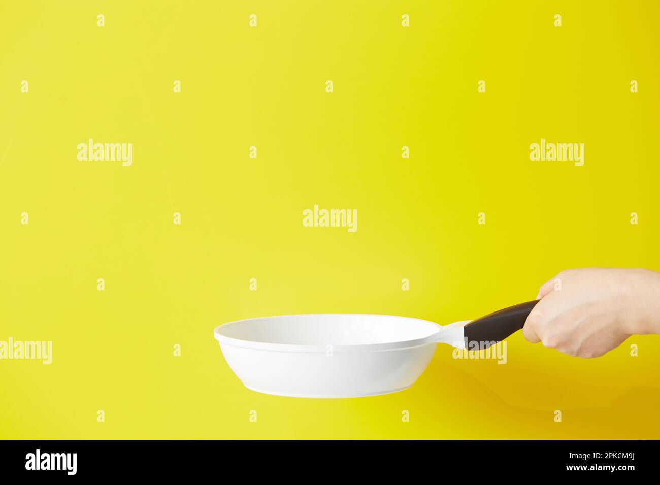 Yellow frying pan hi-res stock photography and images - Alamy