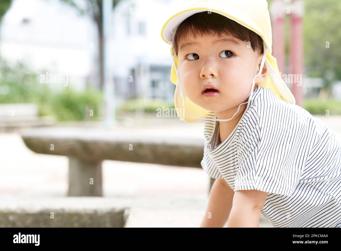 A child looking up in the park Stock Photo - Alamy