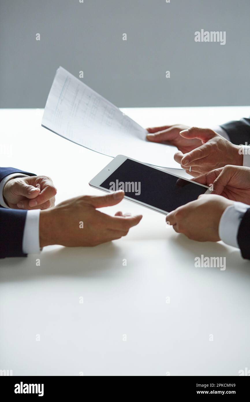 Device in hand hi-res stock photography and images - Alamy