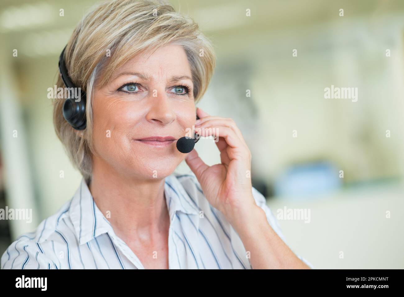 Mature telephone operator wearing headset hi-res stock photography and images - Alamy