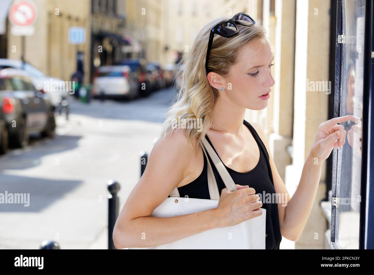 Lady window shopping jewellery store hi-res stock photography and ...
