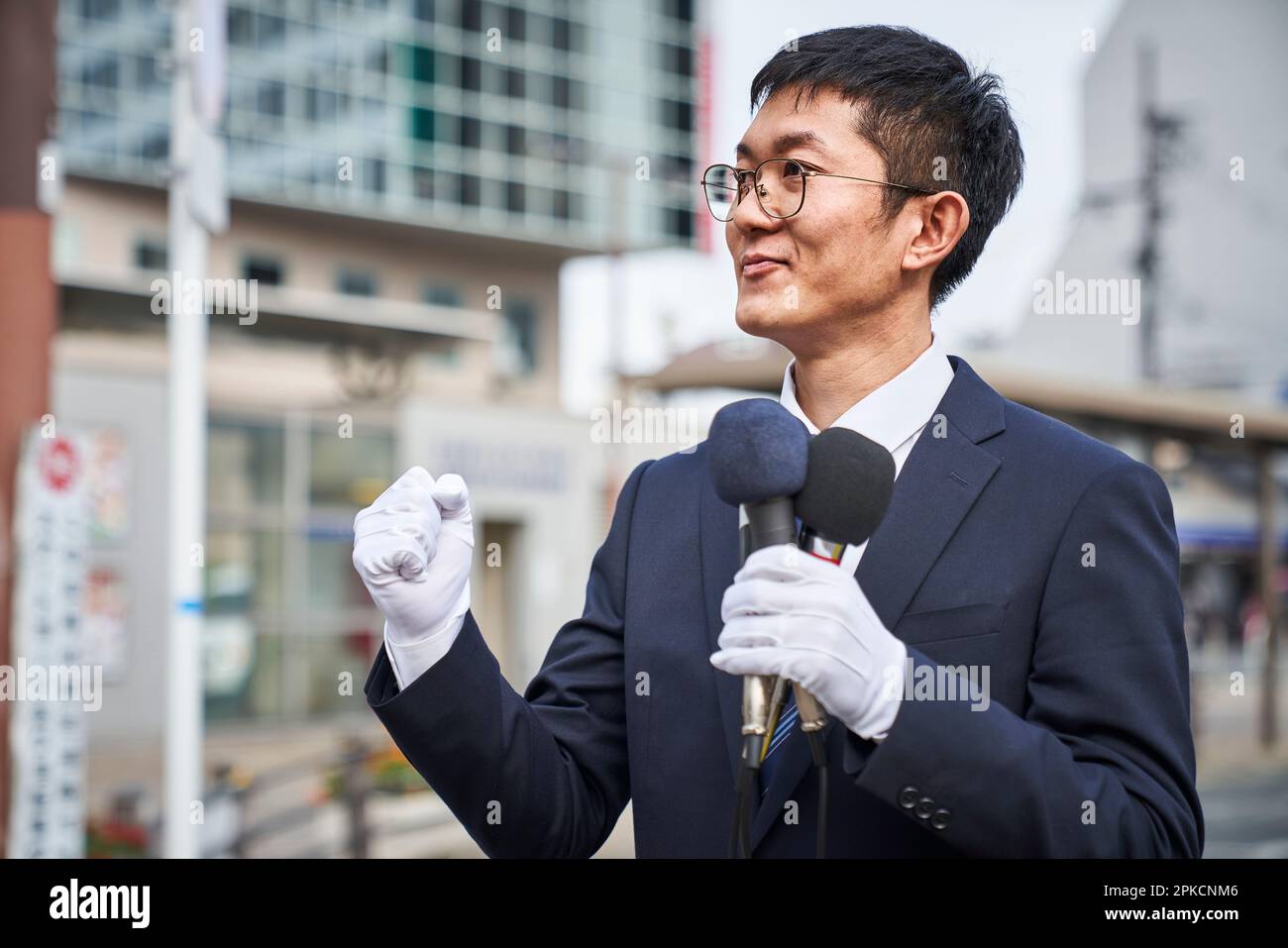 Man giving speech microphone hi-res stock photography and images - Alamy