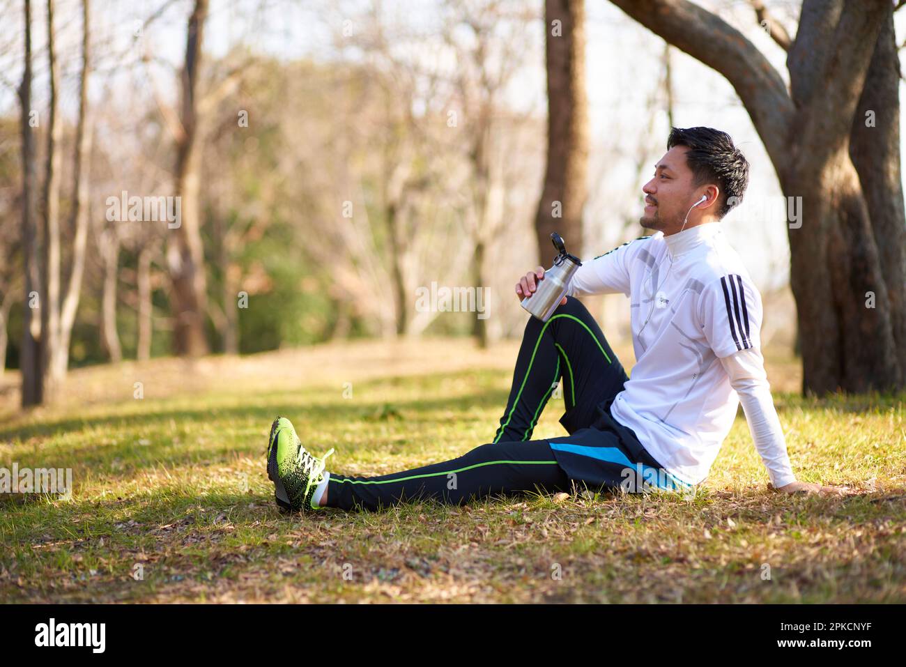 Man taking a break during exercise Stock Photo - Alamy
