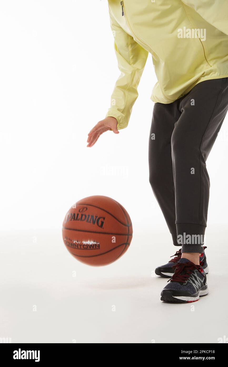 Dribbling basketball hi-res stock photography and images - Alamy