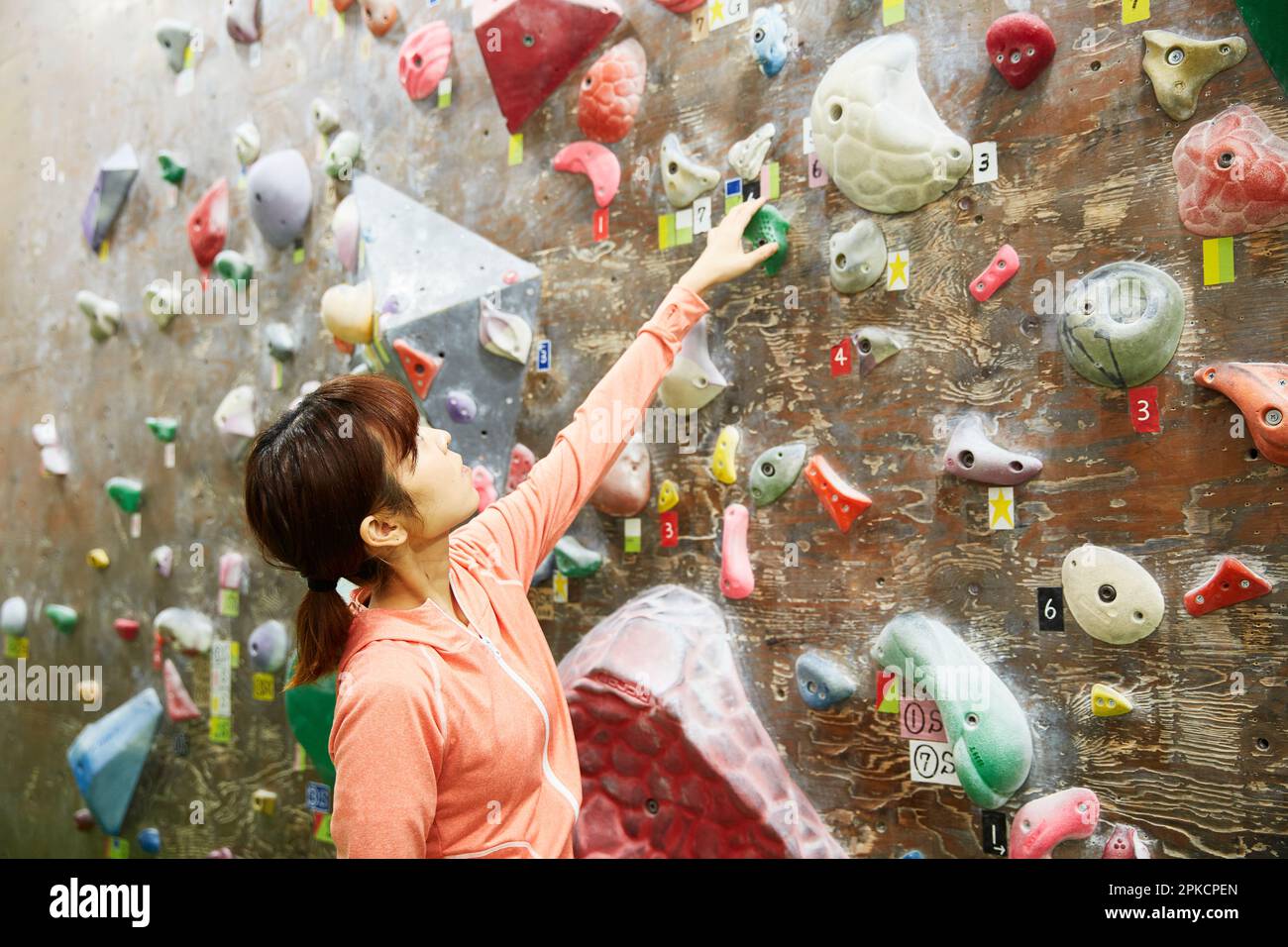 Woman thinking of a route to climb in bouldering Stock Photo - Alamy