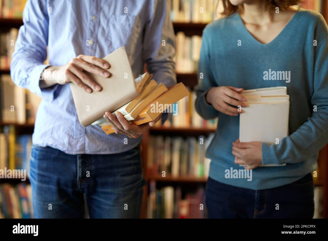 Asian holding library books hi-res stock photography and images - Alamy