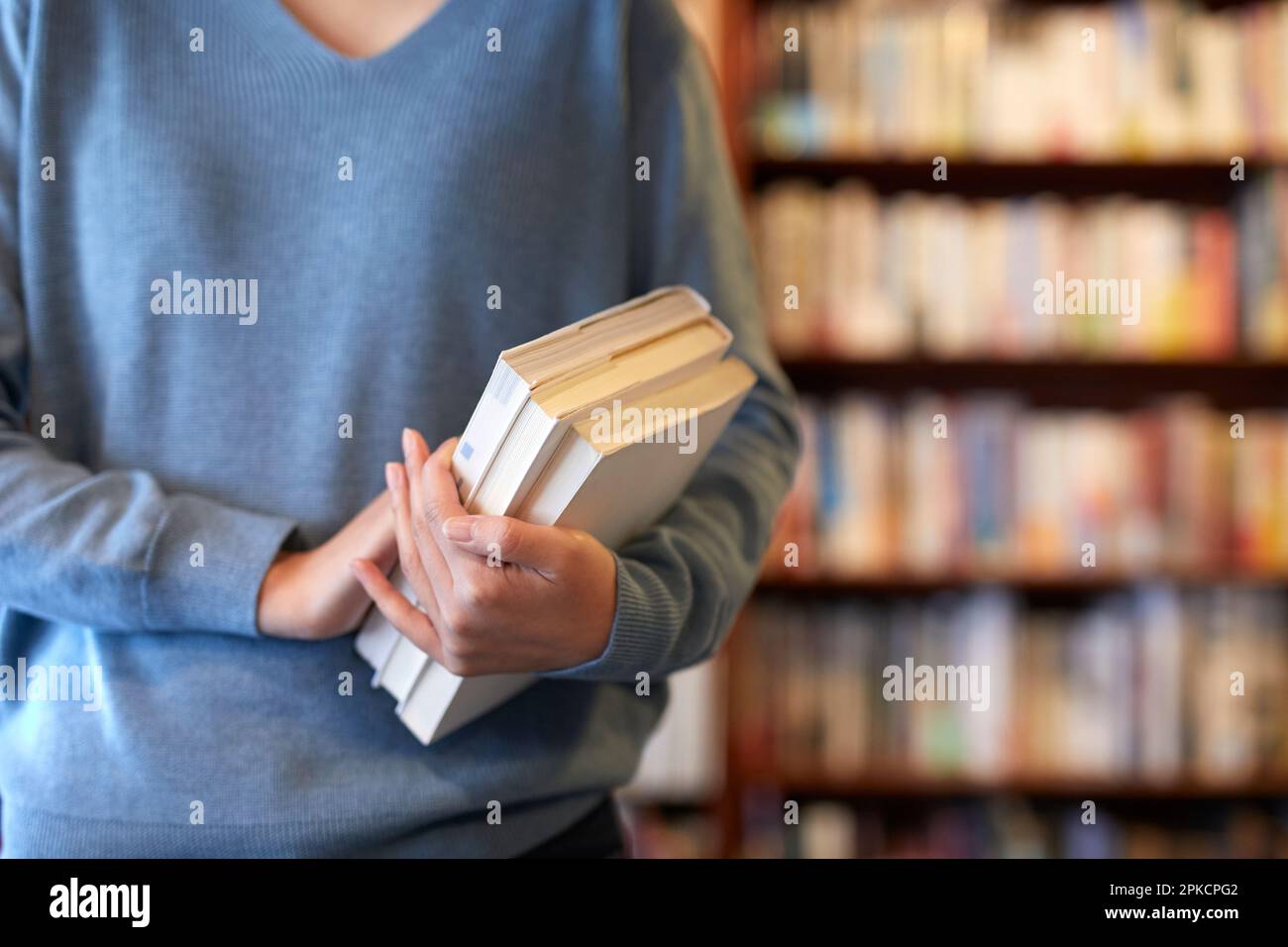 Asian holding books hi-res stock photography and images - Alamy