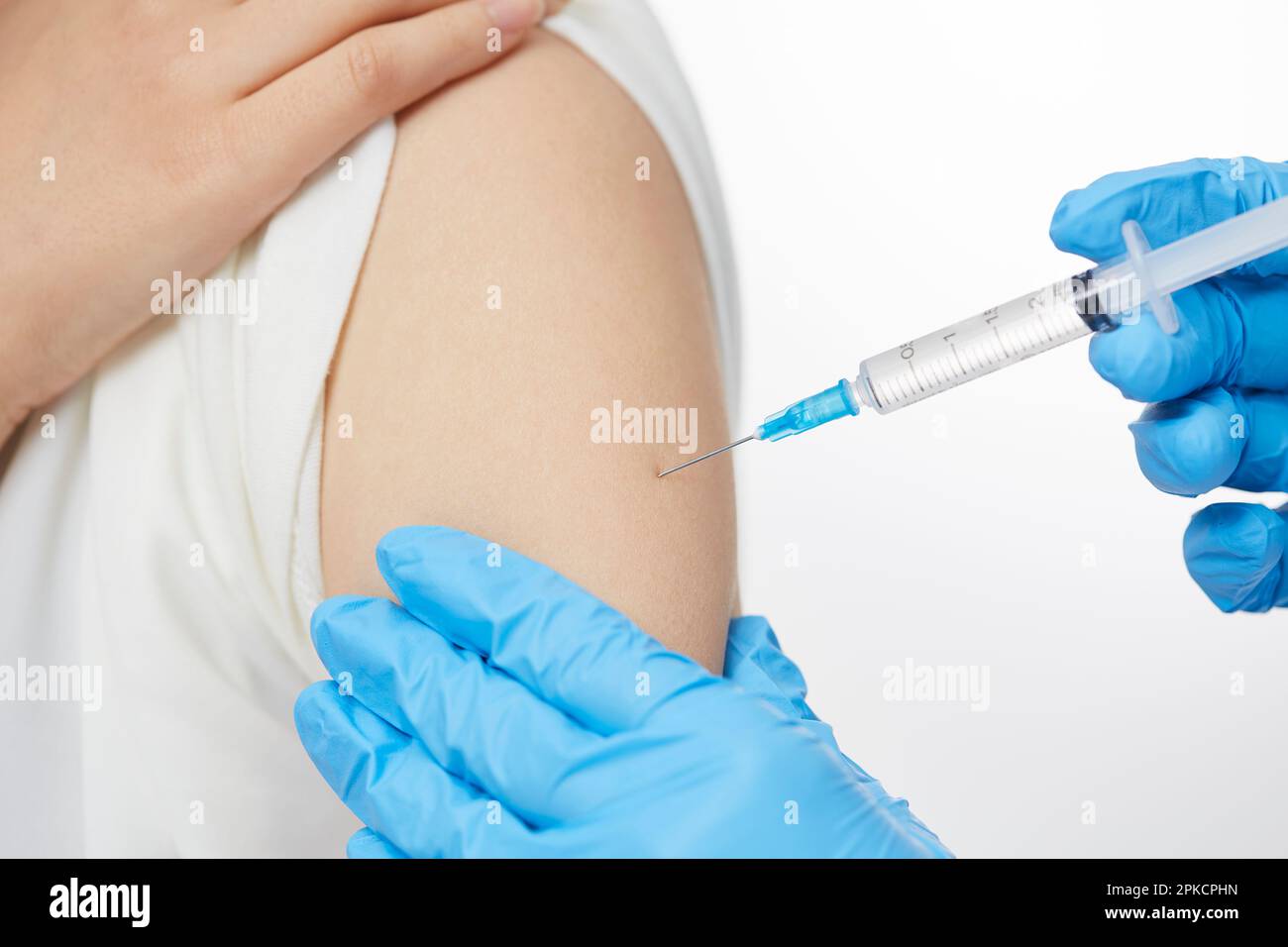 Doctor giving injection into woman's arm Stock Photo - Alamy