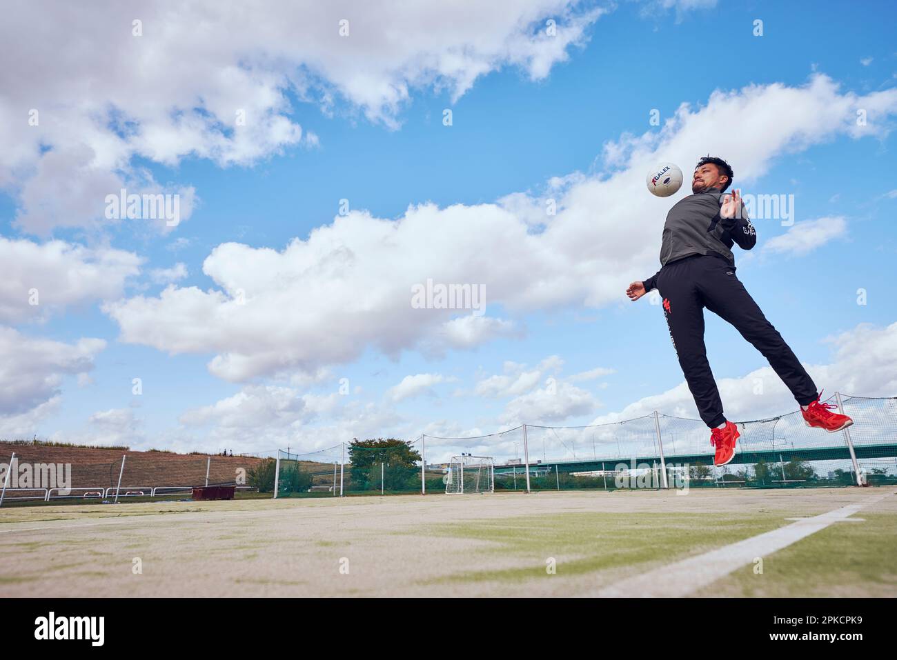 Chest trap soccer hi-res stock photography and images - Alamy