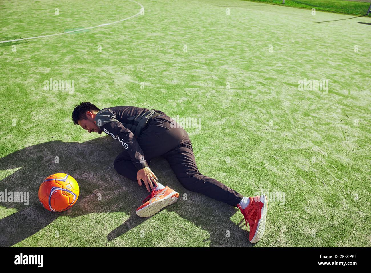 Sportsman falling down with injury Stock Photo - Alamy