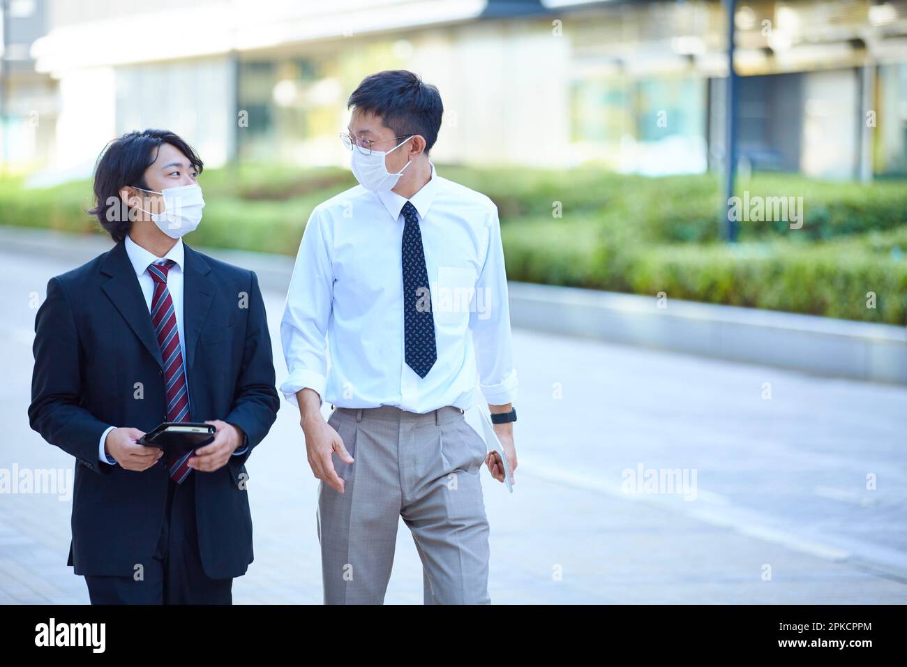 Office worker walking hi-res stock photography and images - Alamy