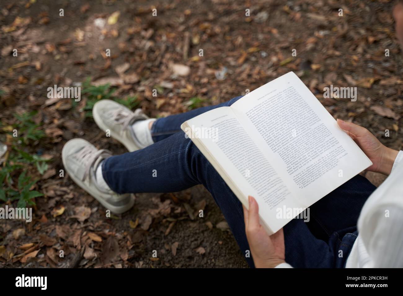 Asian woman sitting on ground hi-res stock photography and images - Alamy