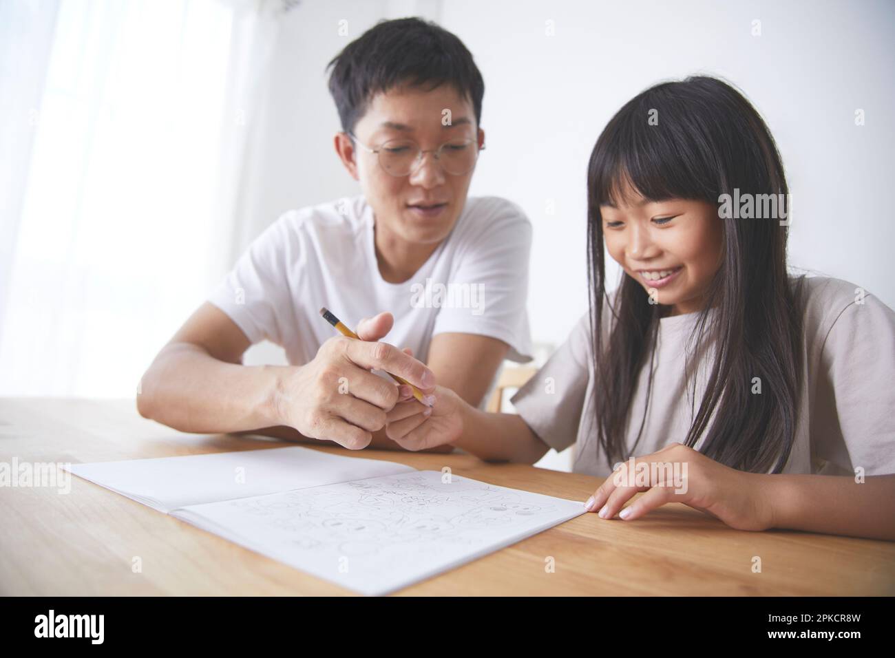 Father help girl homework hi-res stock photography and images - Alamy