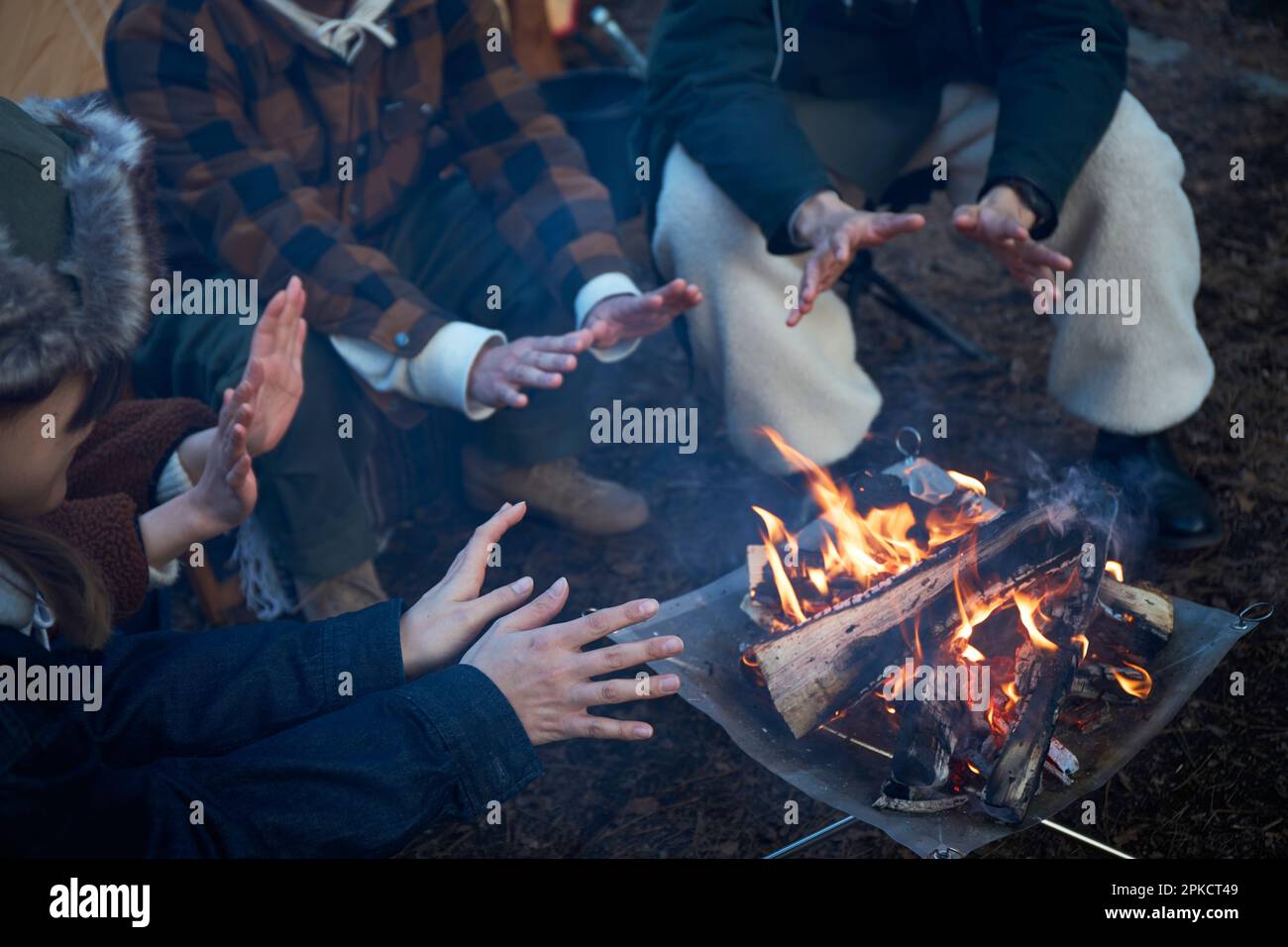 Man woman bonfire camping hi-res stock photography and images - Alamy