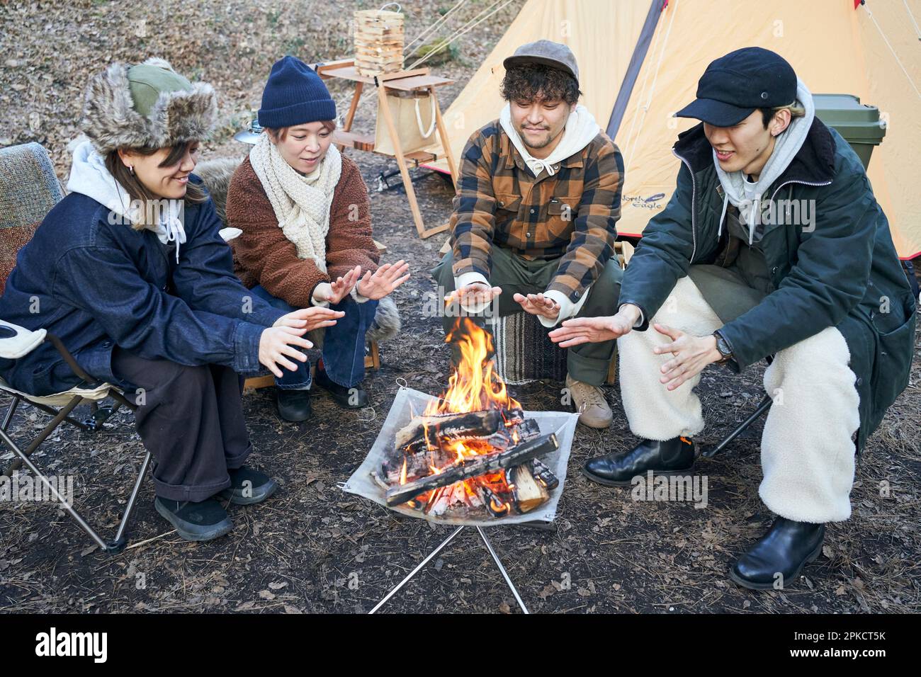 Man and woman around a campfire Stock Photo - Alamy