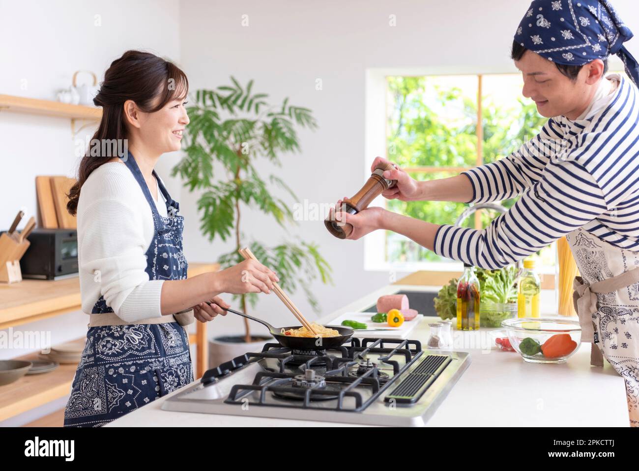A couple in their 30s cooking in the kitchen Stock Photo - Alamy