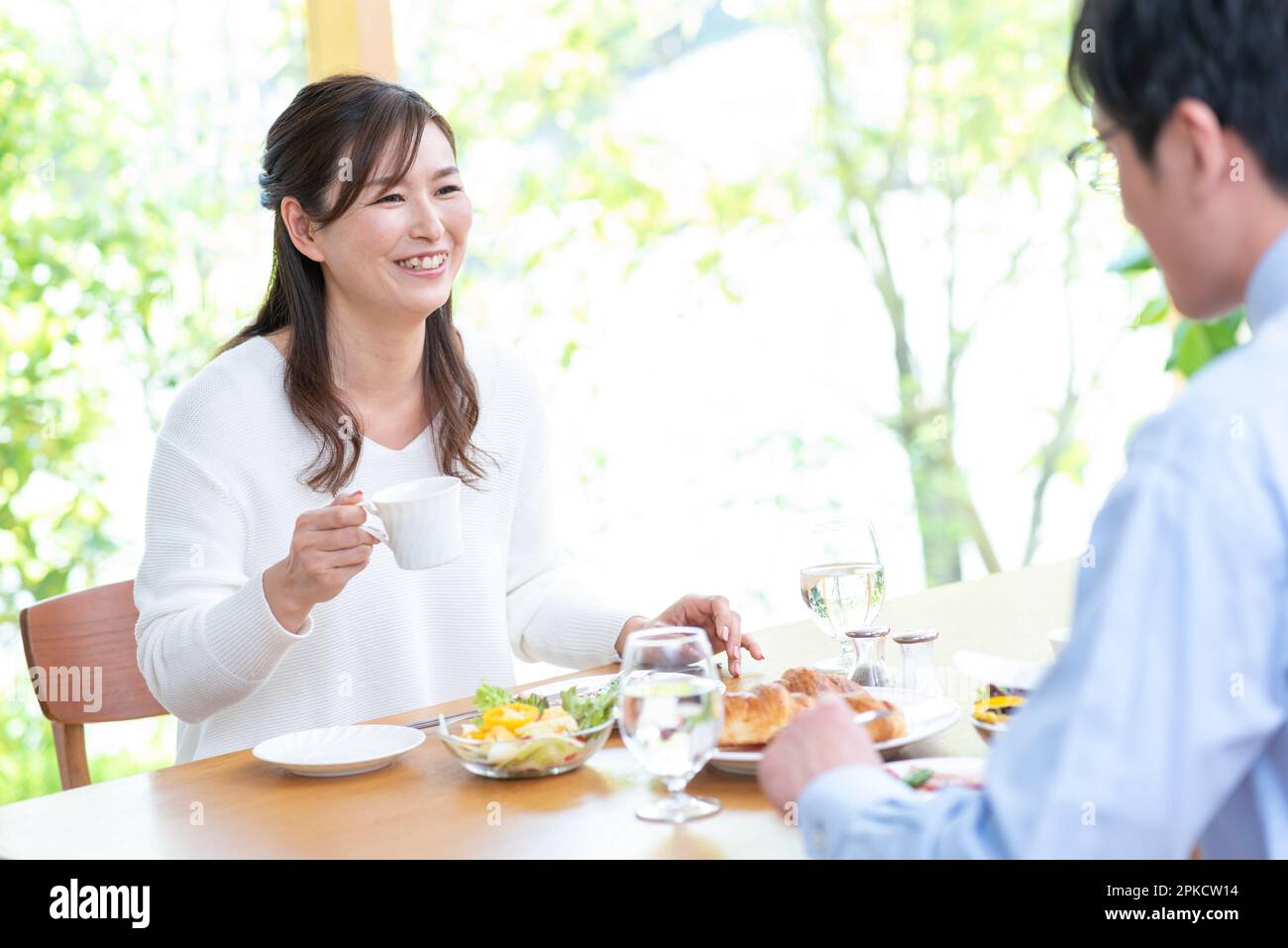 A couple in their 30s eating breakfast before work Stock Photo - Alamy