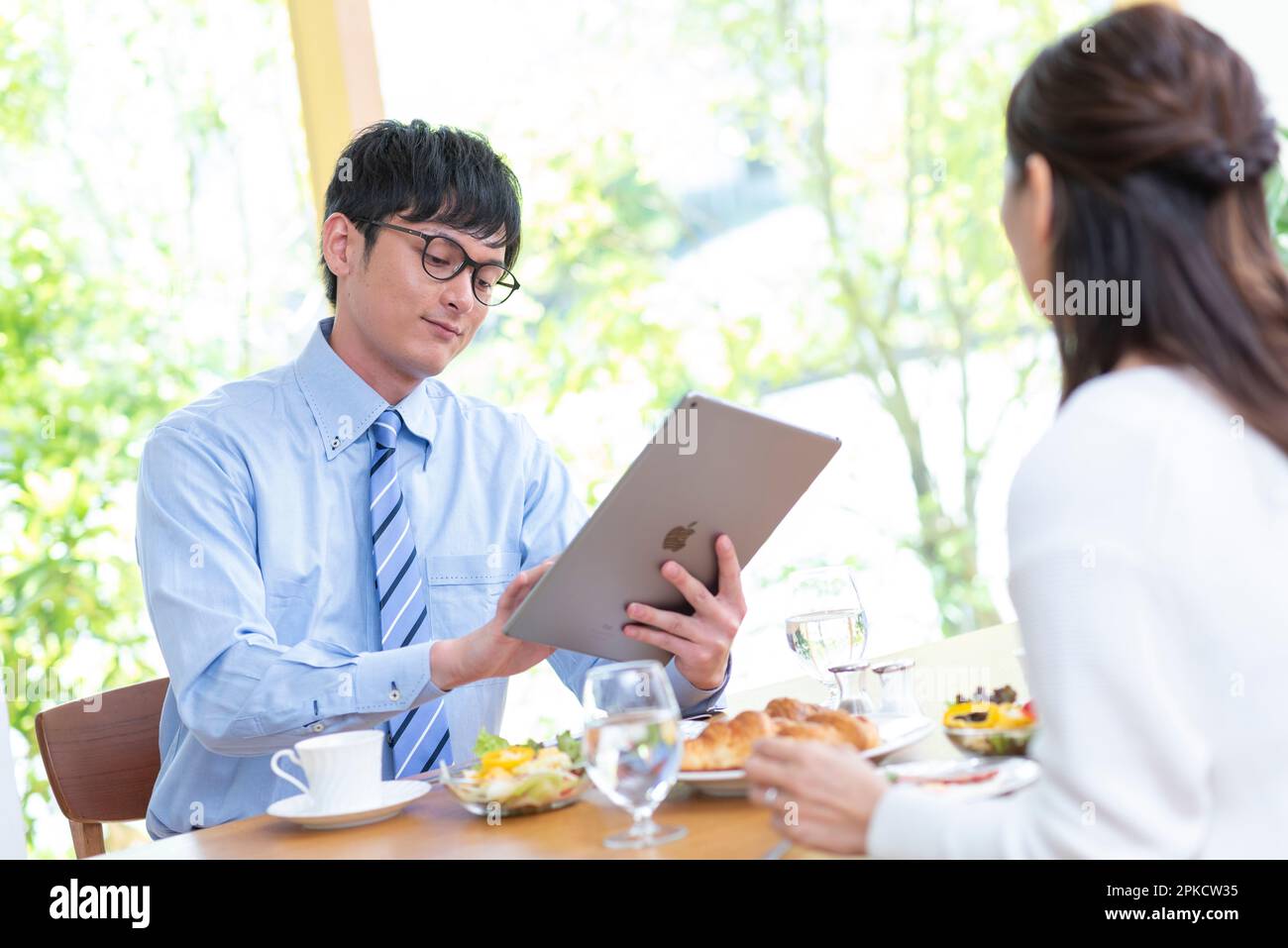 A couple in their 30s eating breakfast before going to work Stock Photo ...