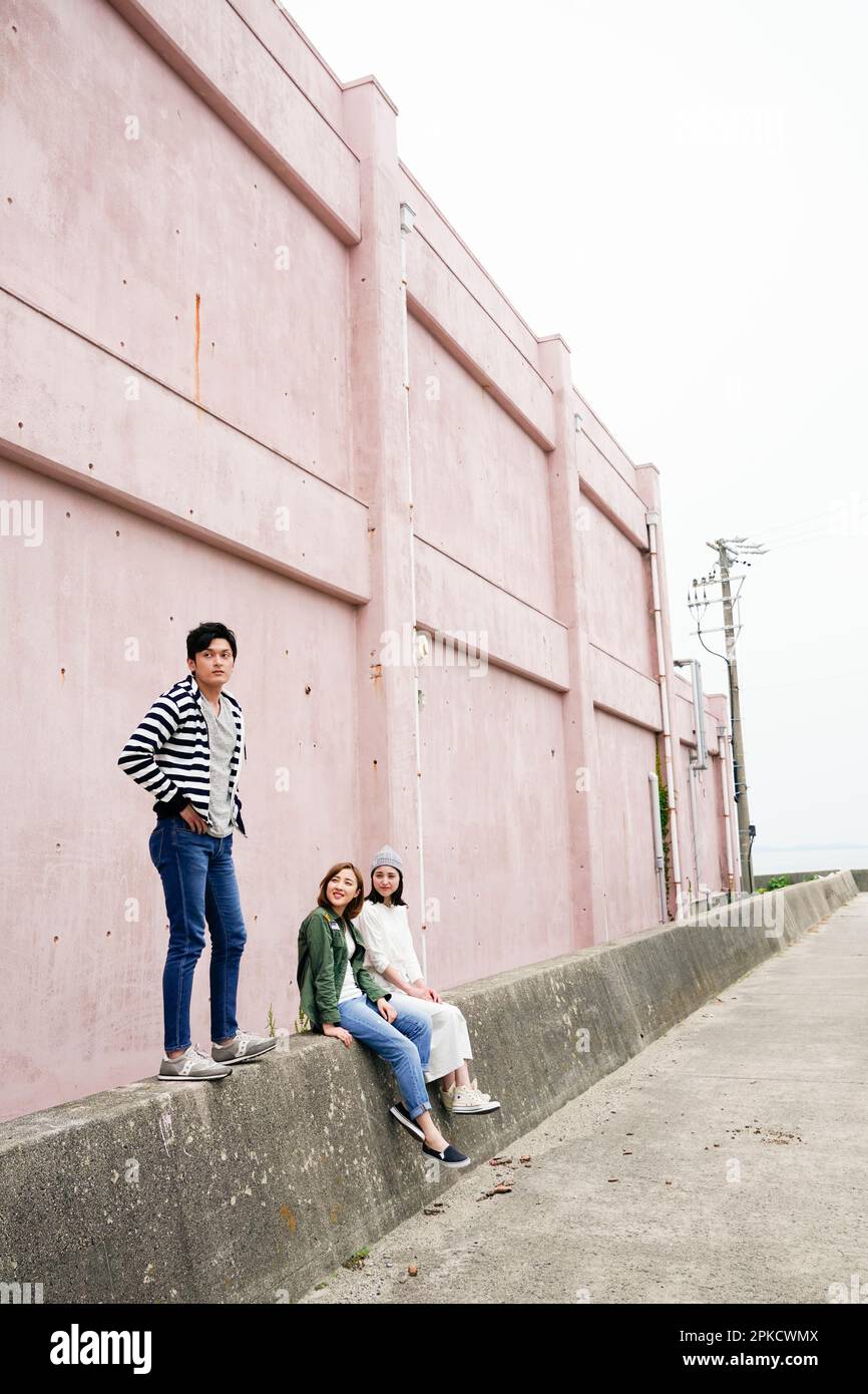 Three men and women in their 20s talking with friends Stock Photo - Alamy