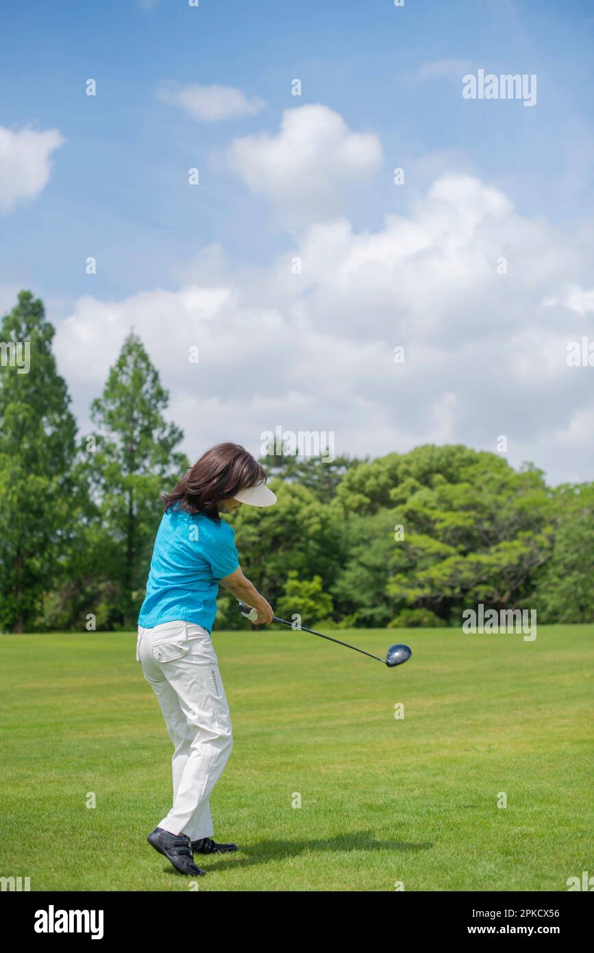 middle-aged women playing golf Stock Photo - Alamy