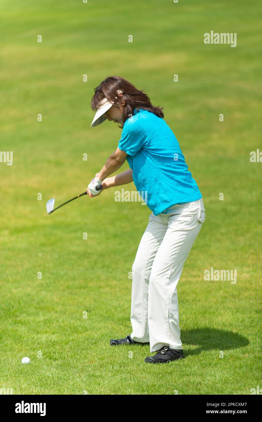 middle-aged women playing golf Stock Photo - Alamy