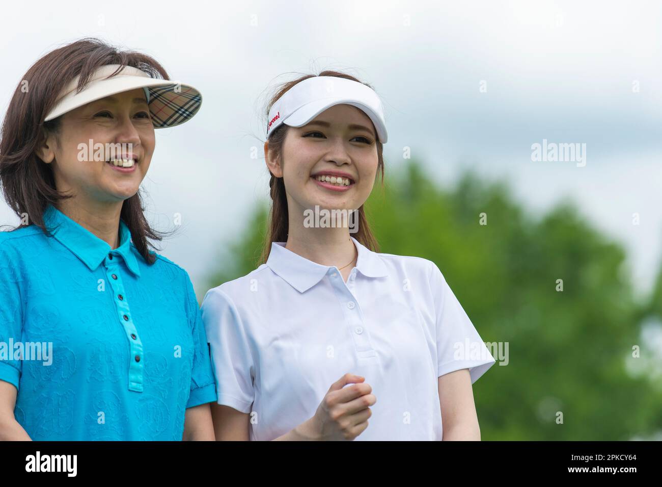Mother and daughter playing golf Stock Photo - Alamy