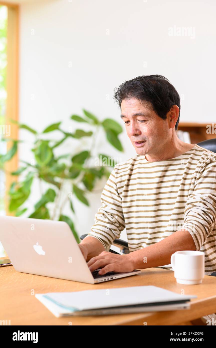 Middle-aged and older men who telework Stock Photo - Alamy