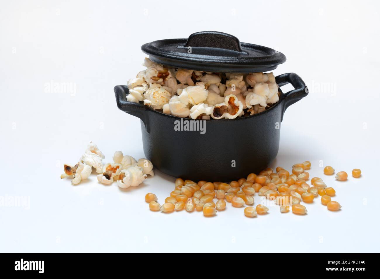 Popcorn (Zea mays) in pot and corn kernels, puffed corn Stock Photo - Alamy