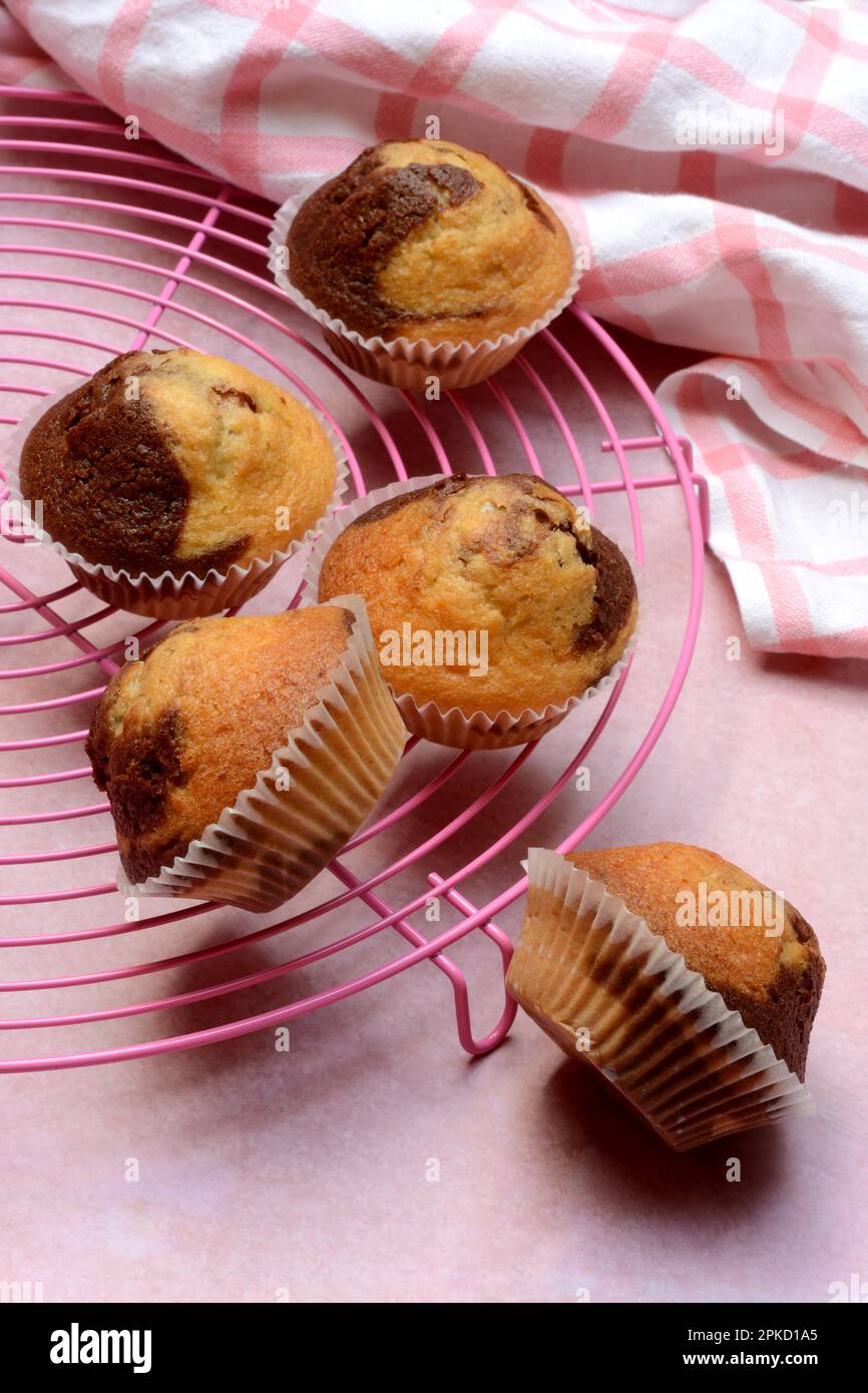 Muffin on cake rack hi-res stock photography and images - Alamy