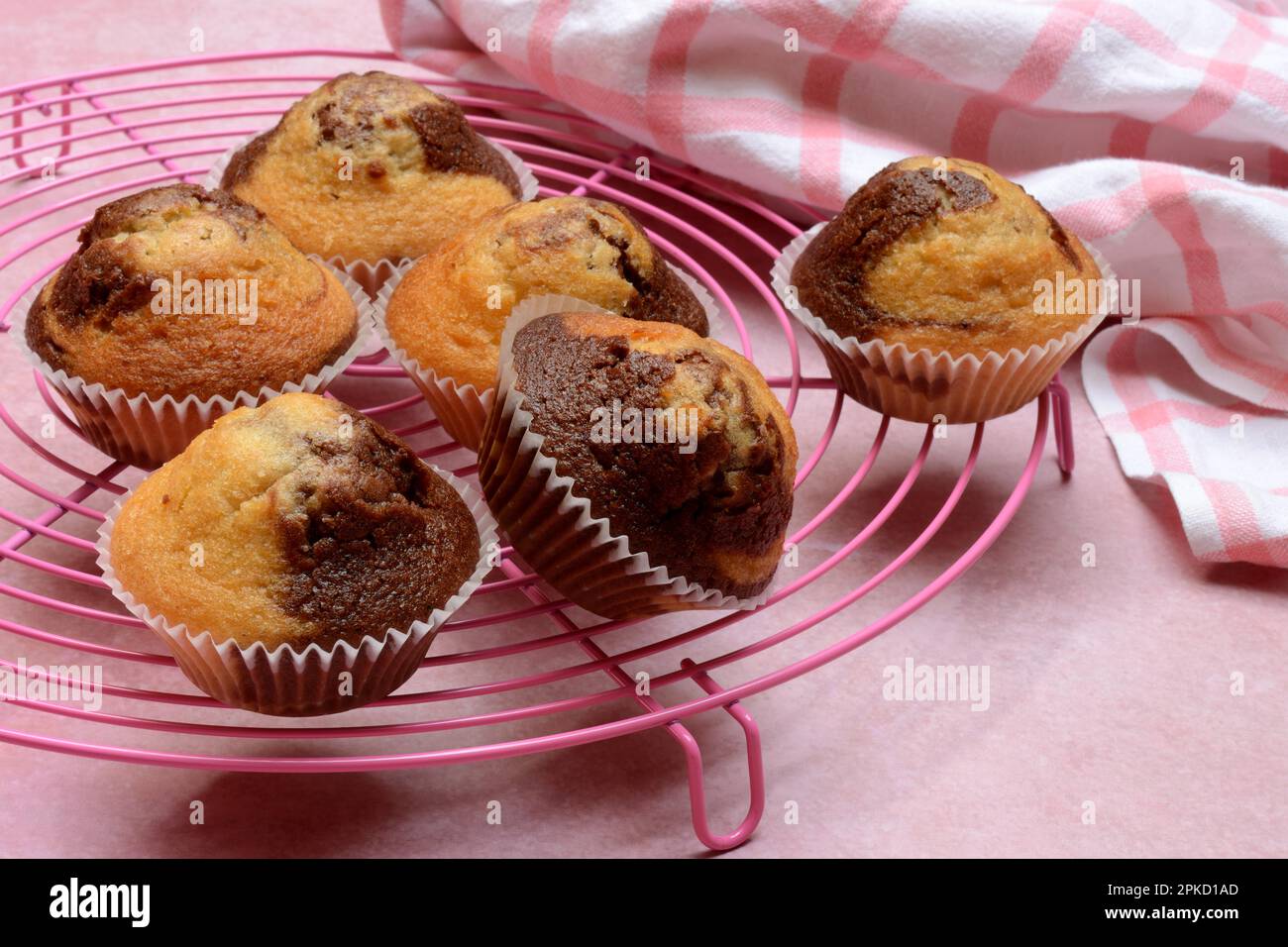 Muffin on cake rack hi-res stock photography and images - Alamy