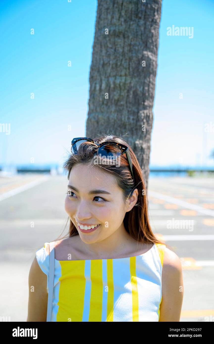 Person leaning against a tree hi-res stock photography and images - Alamy