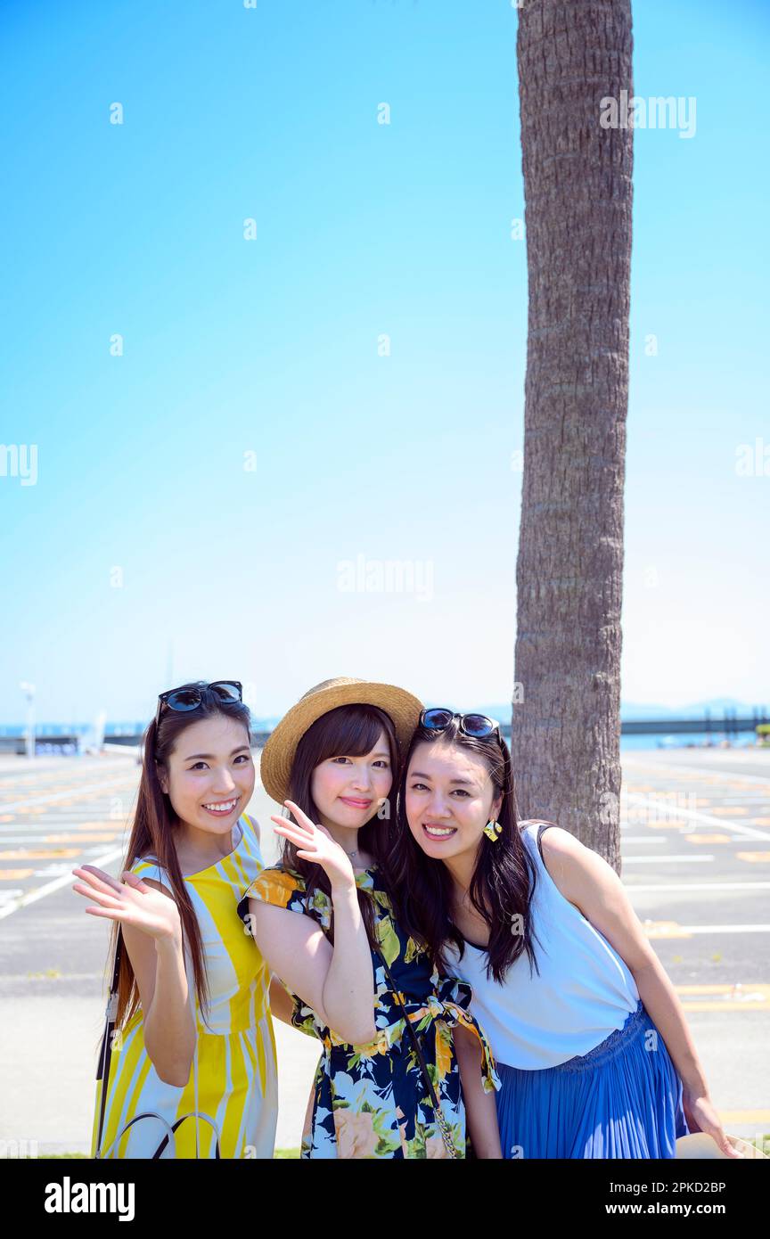 3 women traveling to the sea resort with palm trees Stock Photo - Alamy