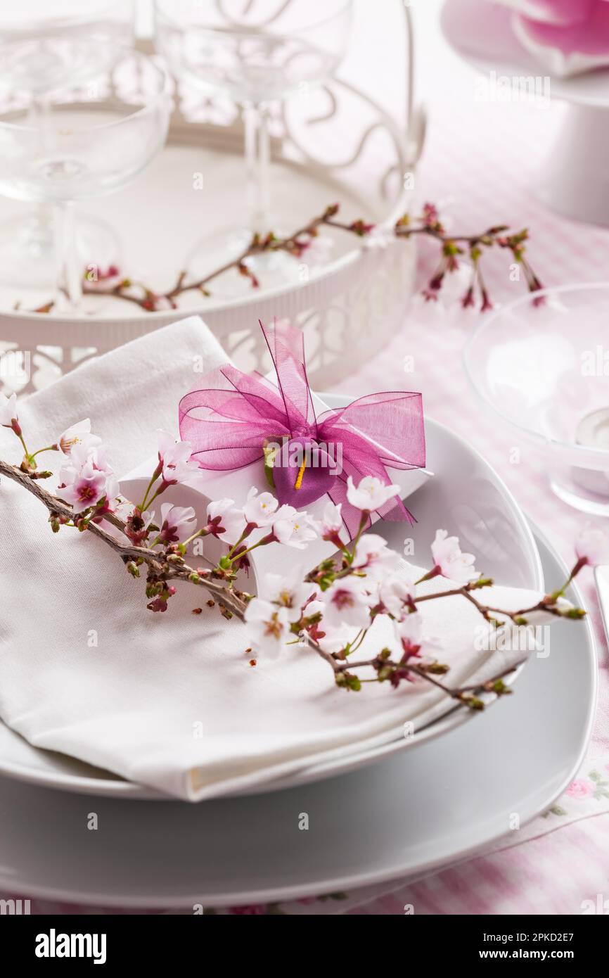 Decorated table in white with small present for the guests Stock Photo ...