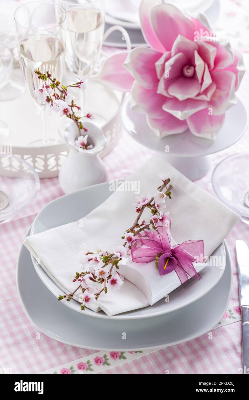 Decorated table in white with small present for the guests Stock Photo ...
