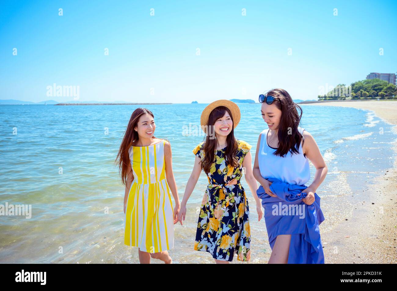 3 women traveling to a sea resort playing on the beach Stock Photo - Alamy
